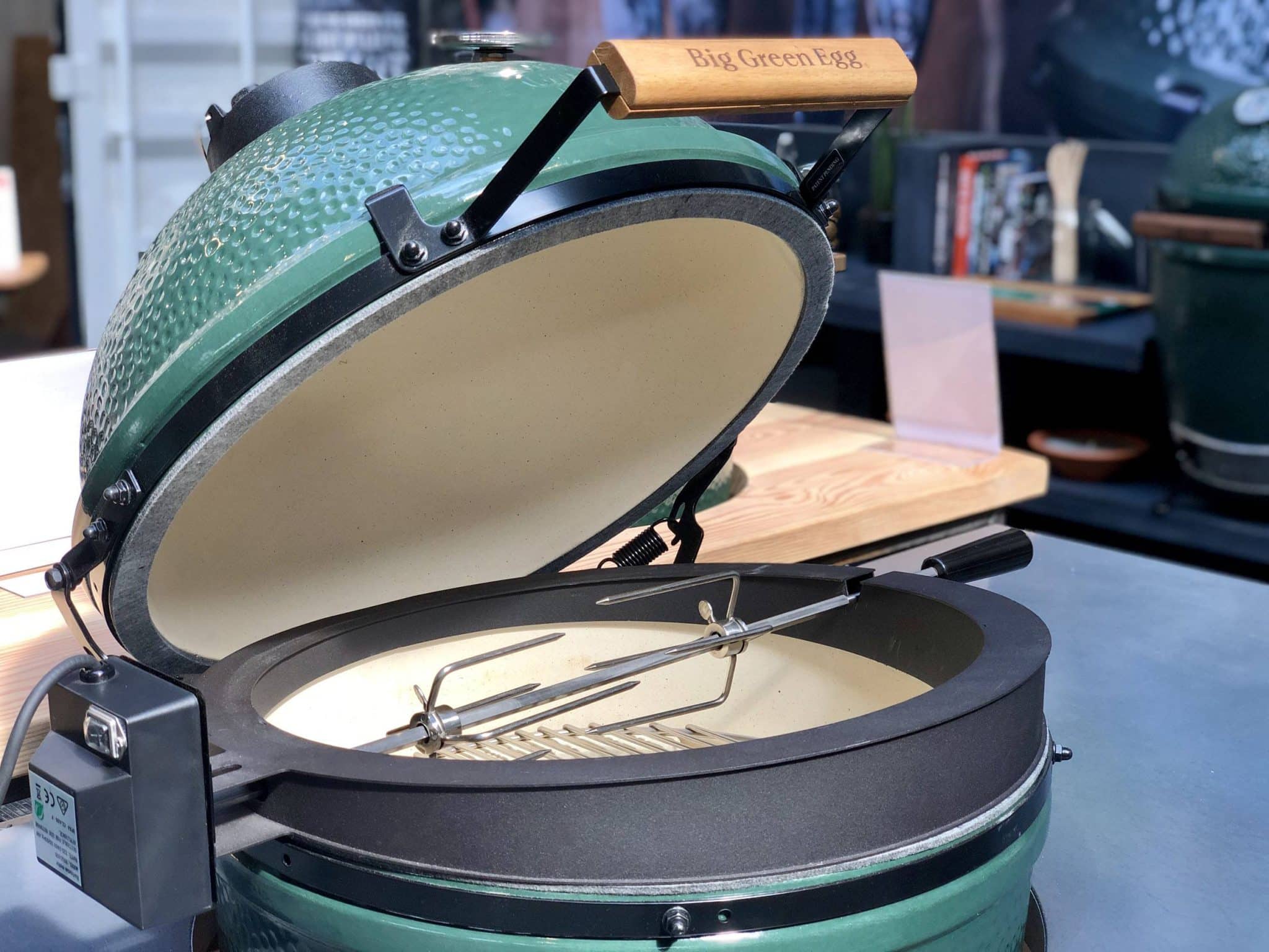 Kamado rotisserie - Spit on Fire - BBQ Experience Center